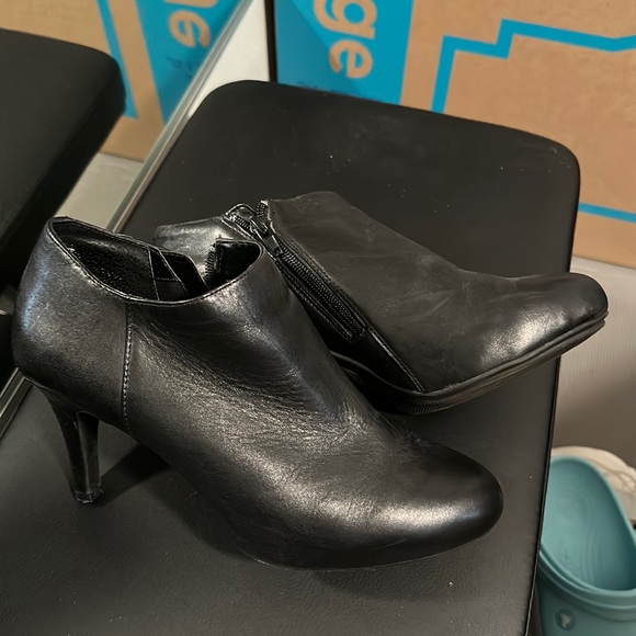 me too | Shoes | Me Too Womans Black Booties Heels Size 85 | Poshmark